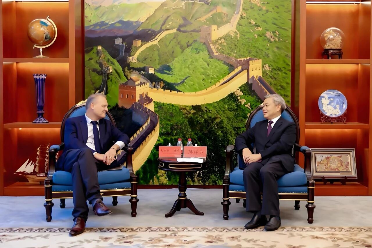 Western Campus News丨Nicolas Deschanps,Founder and Chairman of the ...